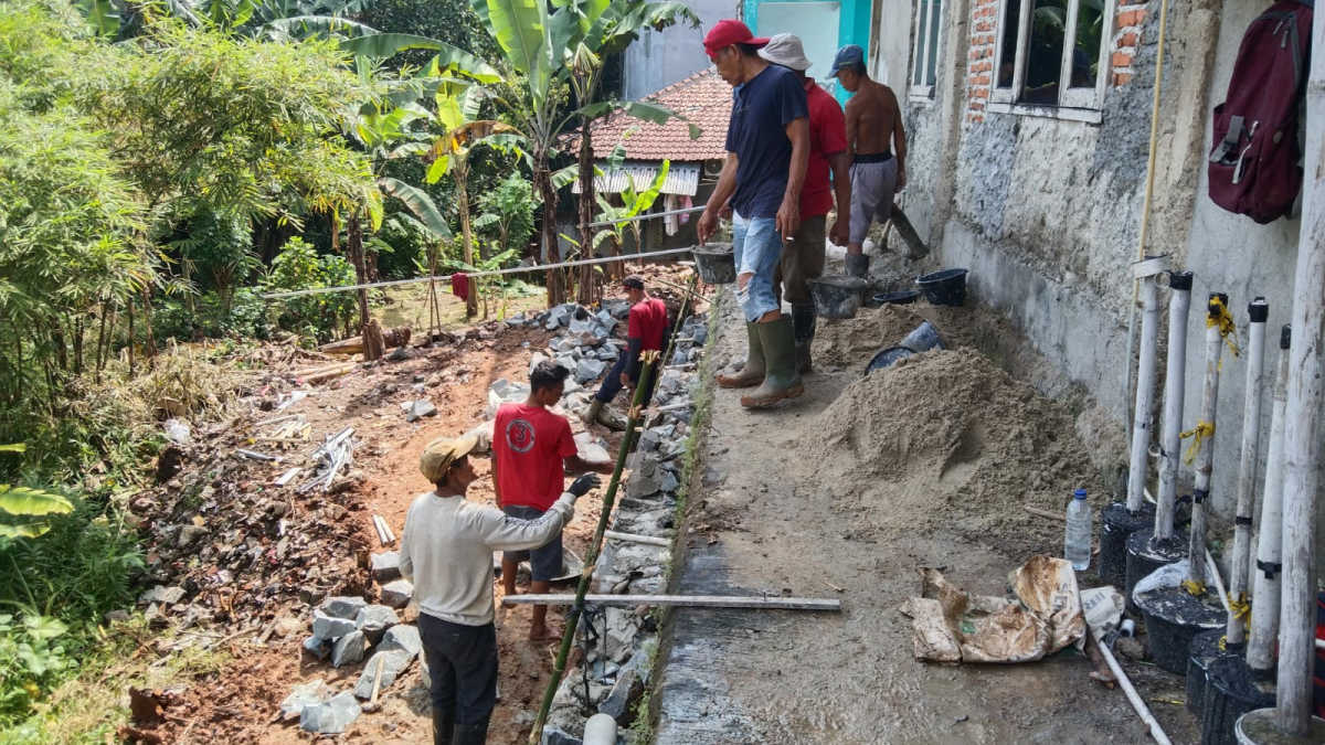 Banprov Cair, Pemdes Pamagersari Jasinga Bangun TPT Kantor Desa – Kobra ...